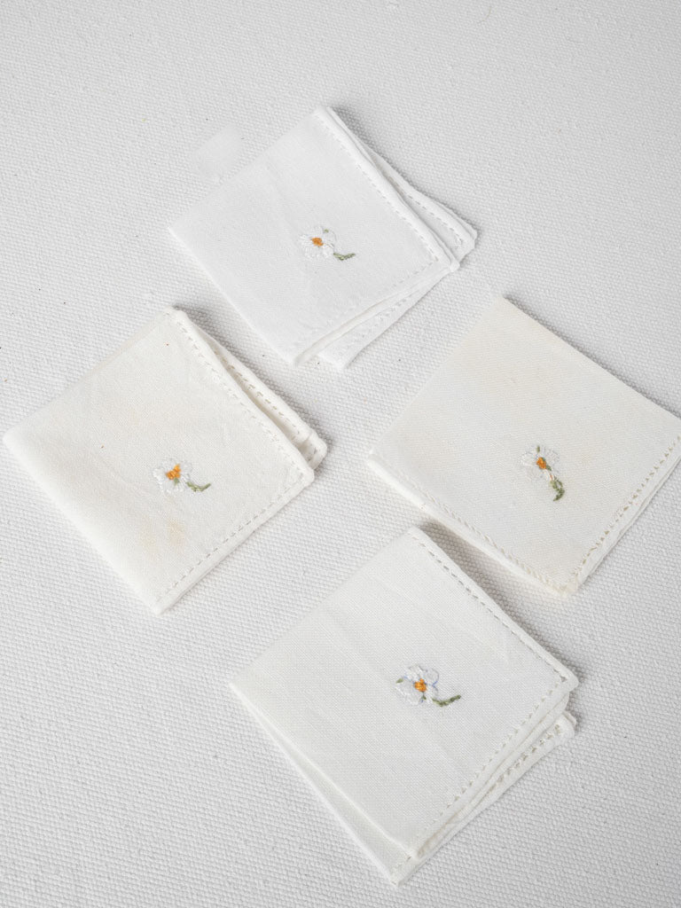4 mini serviettes w/ white embroidered flower