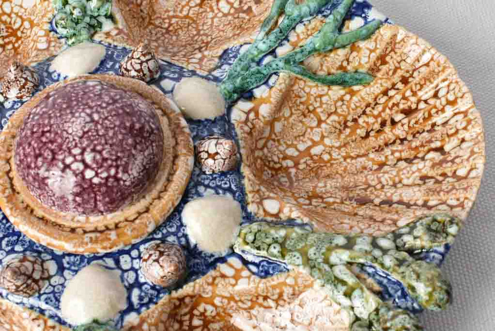 Exquisite scallop presentation platter w/ lidded sauce bowl 10¾"