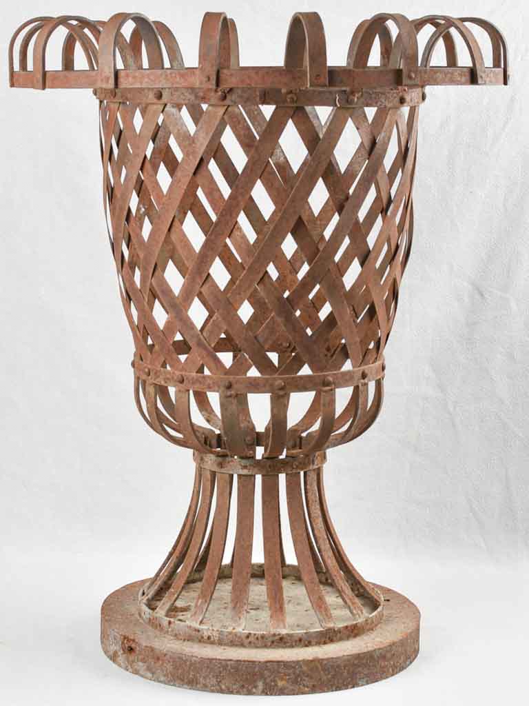 Very large openwork lattice Medici jardiniere 30¼" – Chez Pluie