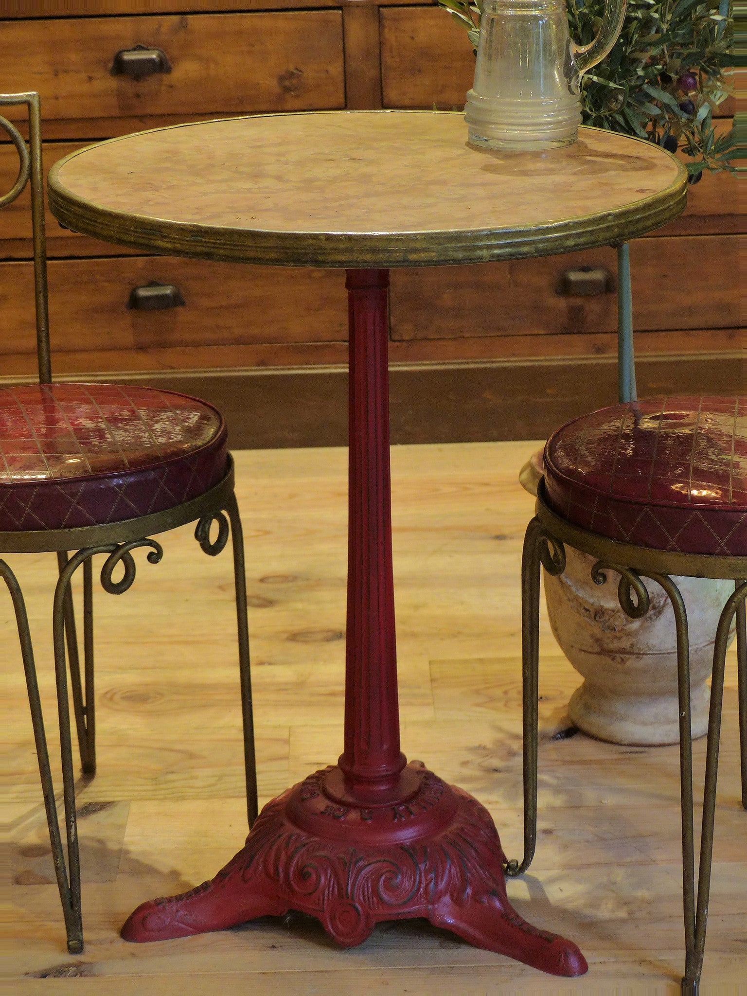 Round rose marble top bistro table with red stand – Chez Pluie